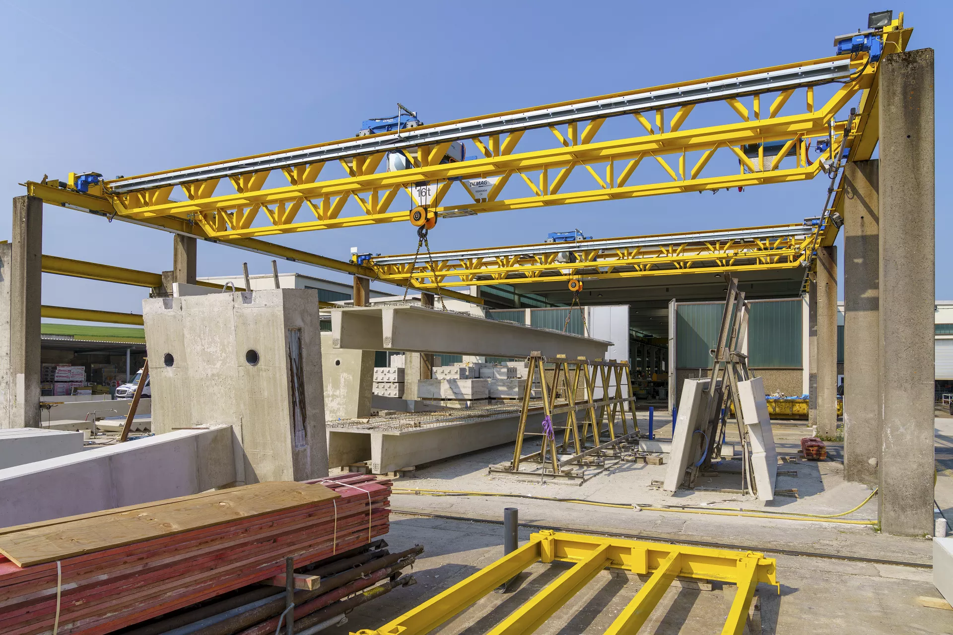 High-profile lifting – also in smart tandem operation | Demag